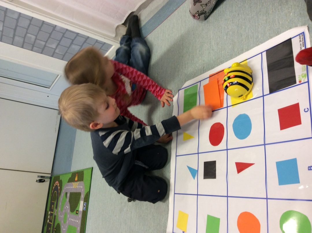 Vi jobbar vidare med programeringen med Bobby Bee | Ramlösa Friskola